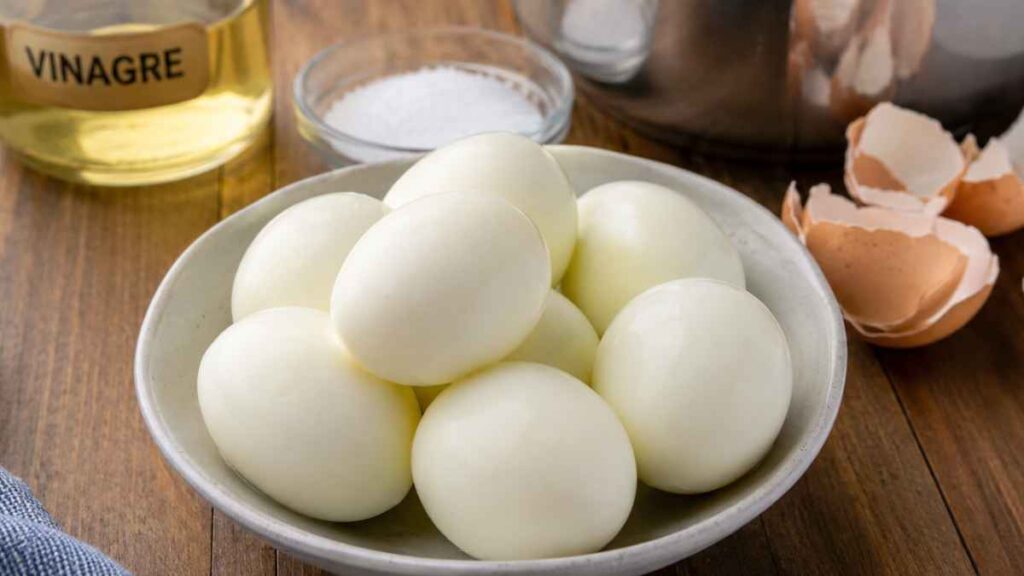 Los chefs recomiendan añadir estos dos ingredientes al agua para pelar ...